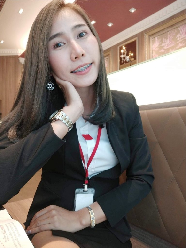 พนักงานโรงเเรมมานั่งโชว์หี รูปหีสาวสวย มาดูหีใหญ่ ๆ ของพนักงานสาว